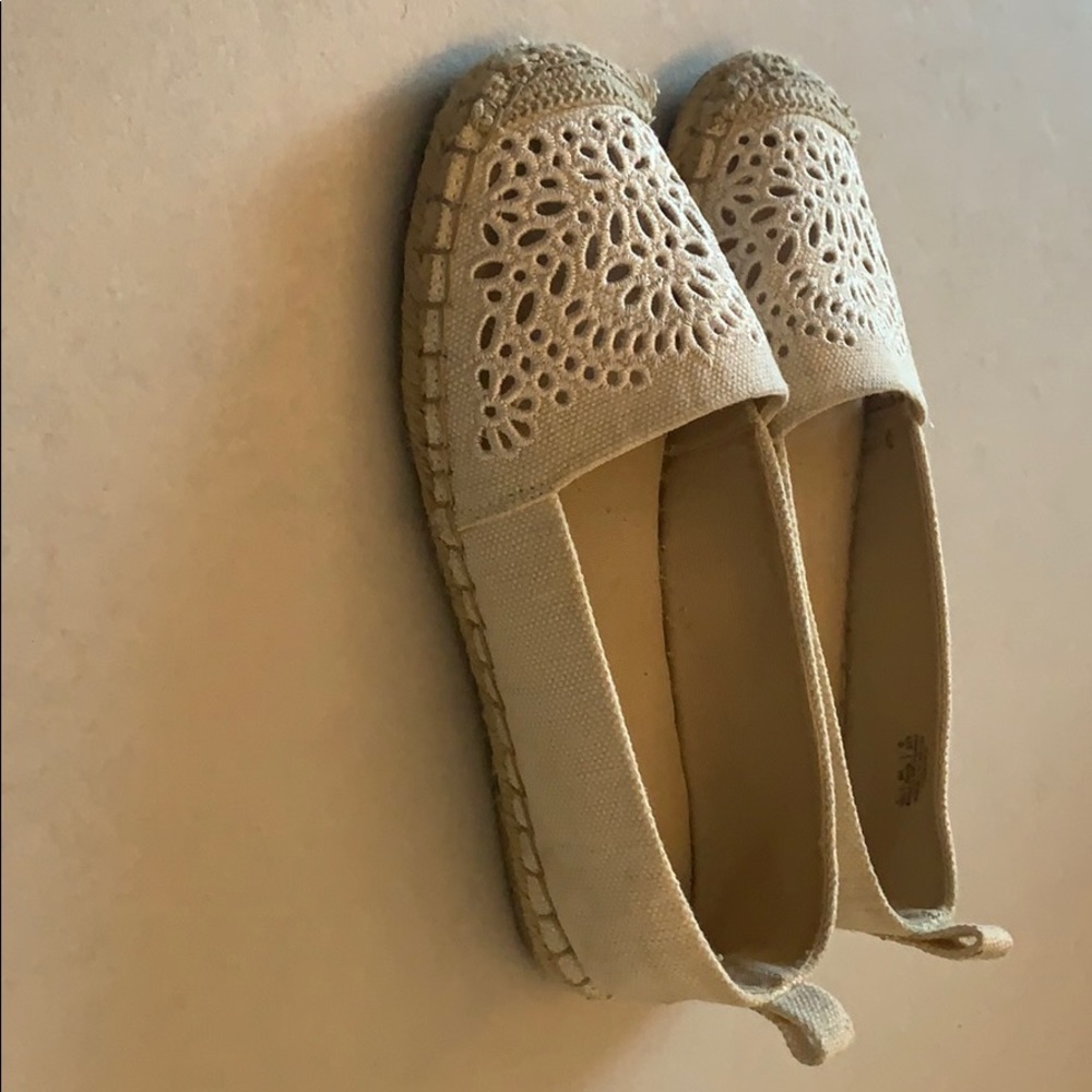 Kelly & Katie Cream Flats With Embroidery. - Gem